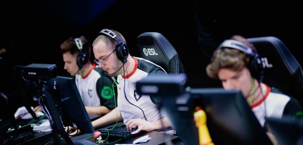 MOUZ и FaZe вышли в плей-офф CAC 2023; Wings Up и NIP сыграют в матче на вылет